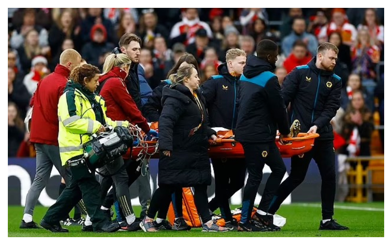Worrying scenes as Arsenal player collapses on the field, carried off ...