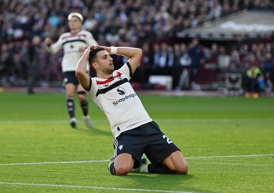 [VIDEO]: Diogo Dalot shocks fans with horrible 'miss of the season' as ...